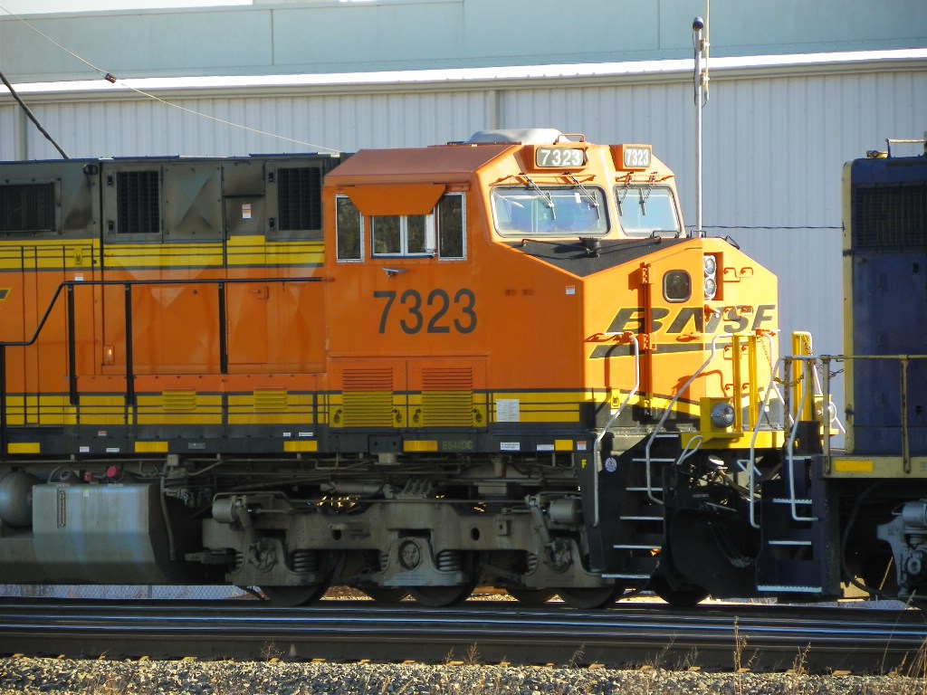 BNSF ES44DC 7323